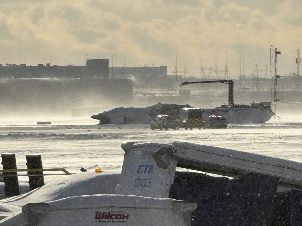 Delta jet flips upside down on a snowy Toronto runway and all 80 aboard ...