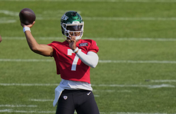 New York Jets quarterback Justin Fields carted off practice field with ...