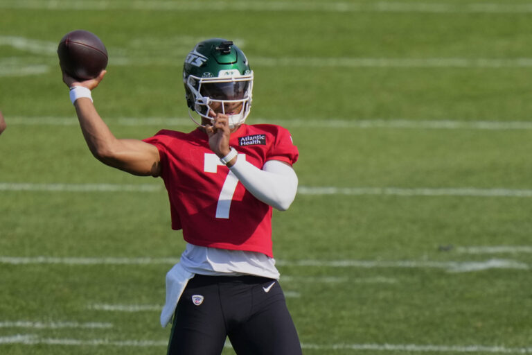 New York Jets quarterback Justin Fields carted off practice field with ...